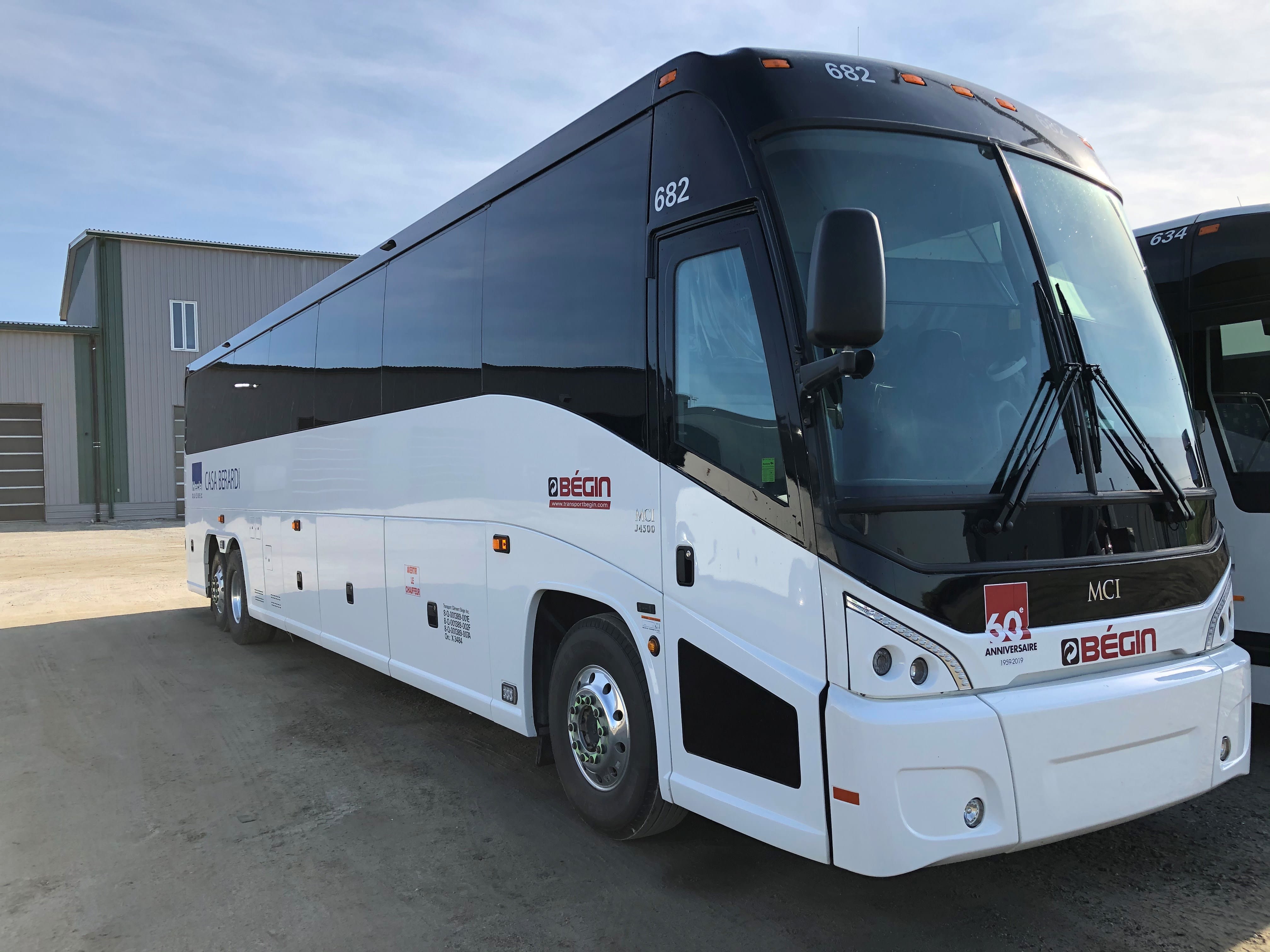 MCI Delivers 9 J4500s to Quebec Operator | Metro