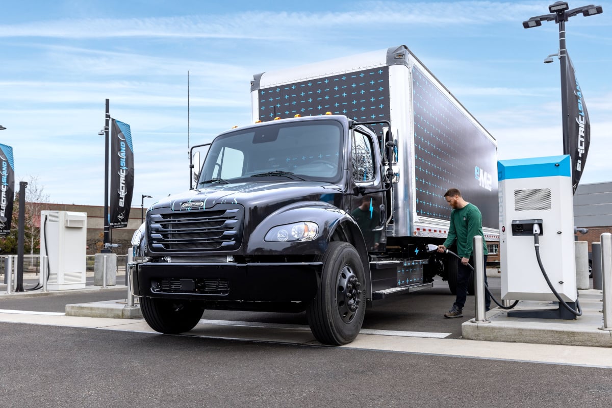 Freightliner eM2 Medium-Duty Electric Truck Goes Into Production ...