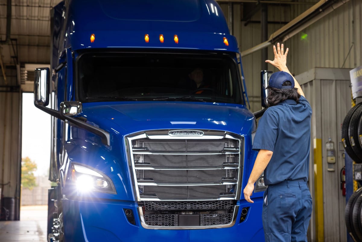 Love’s Adds Freightliner ExpressPoint Repair Service | Heavy Duty Trucking