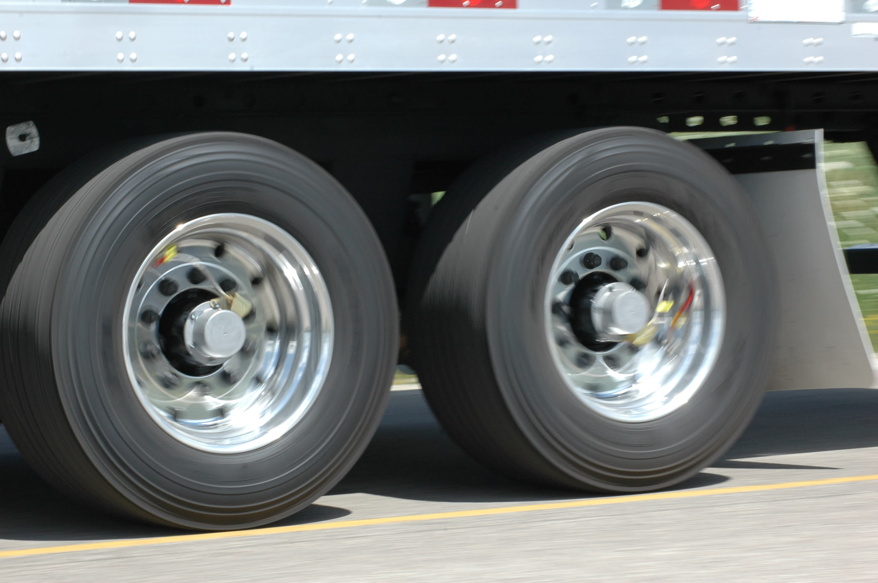 Retreading Wide-base Tires | Heavy Duty Trucking
