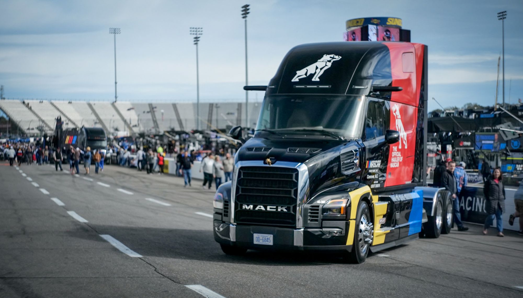 Mack Extends Partnership as Official Hauler of Nascar | Heavy Duty Trucking
