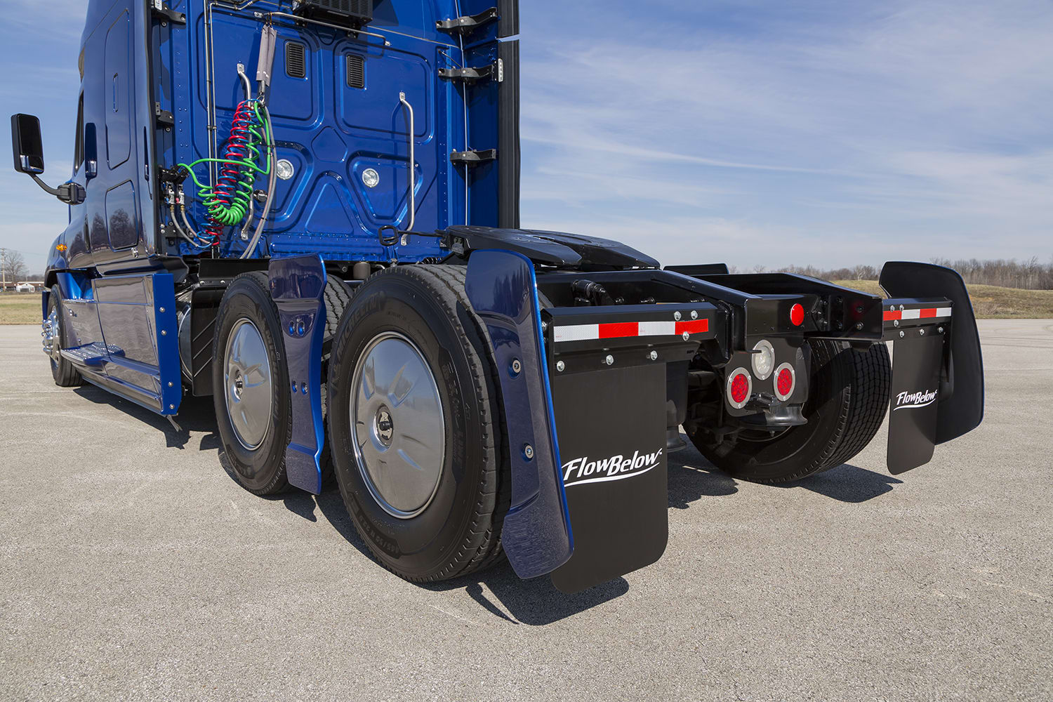 FlowBelow Inks Long-term Supply Deal with DTNA | Heavy Duty Trucking