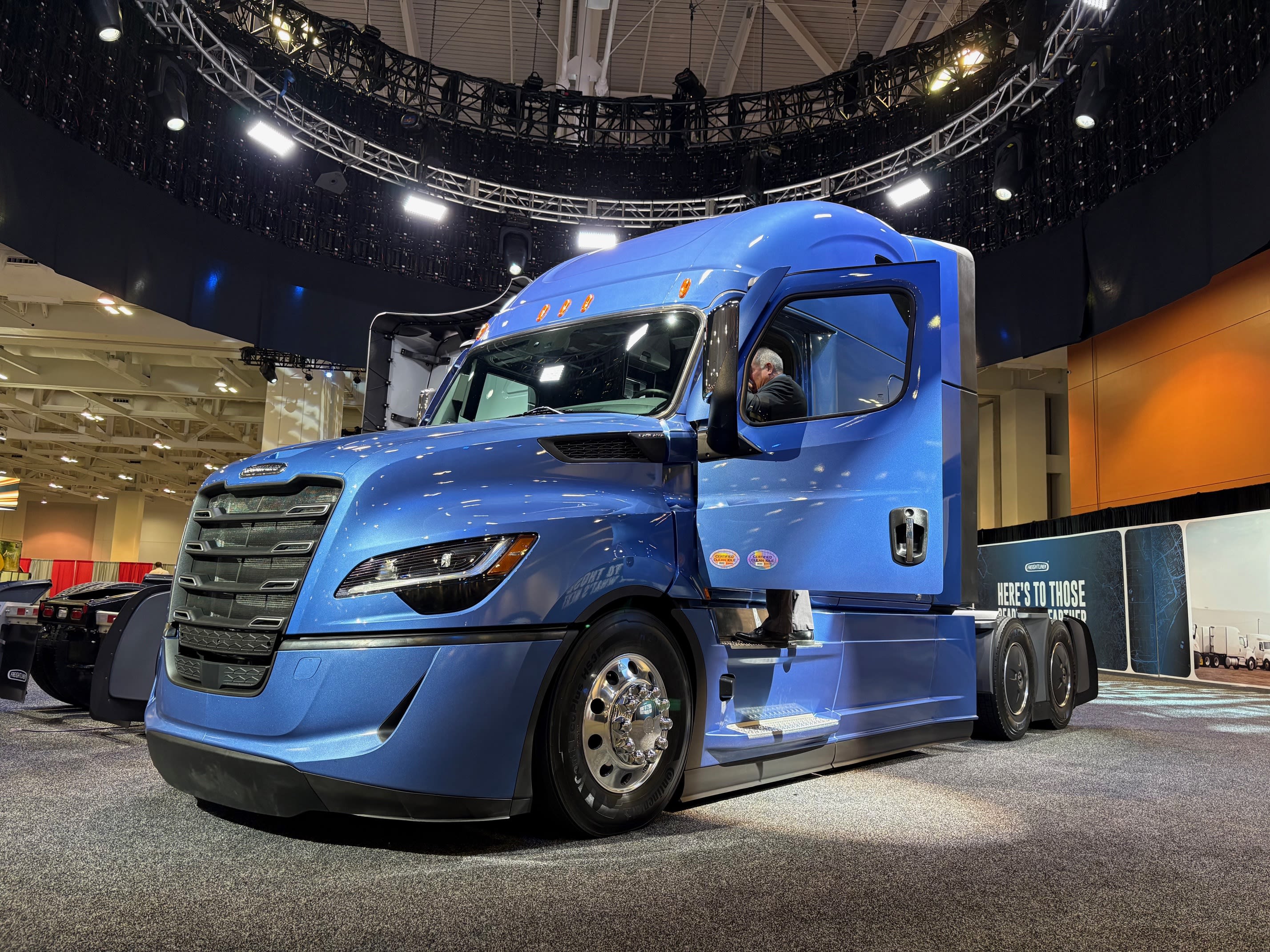 DTNA Rolls Out 5th Generation Cascadia Tractor | Heavy Duty Trucking