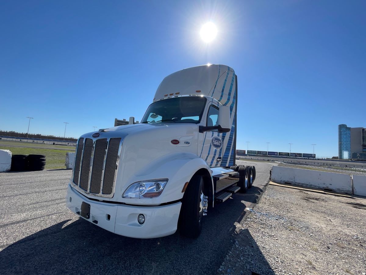 Hot Laps in Texas with the Peterbilt Model 579EV | Heavy Duty Trucking