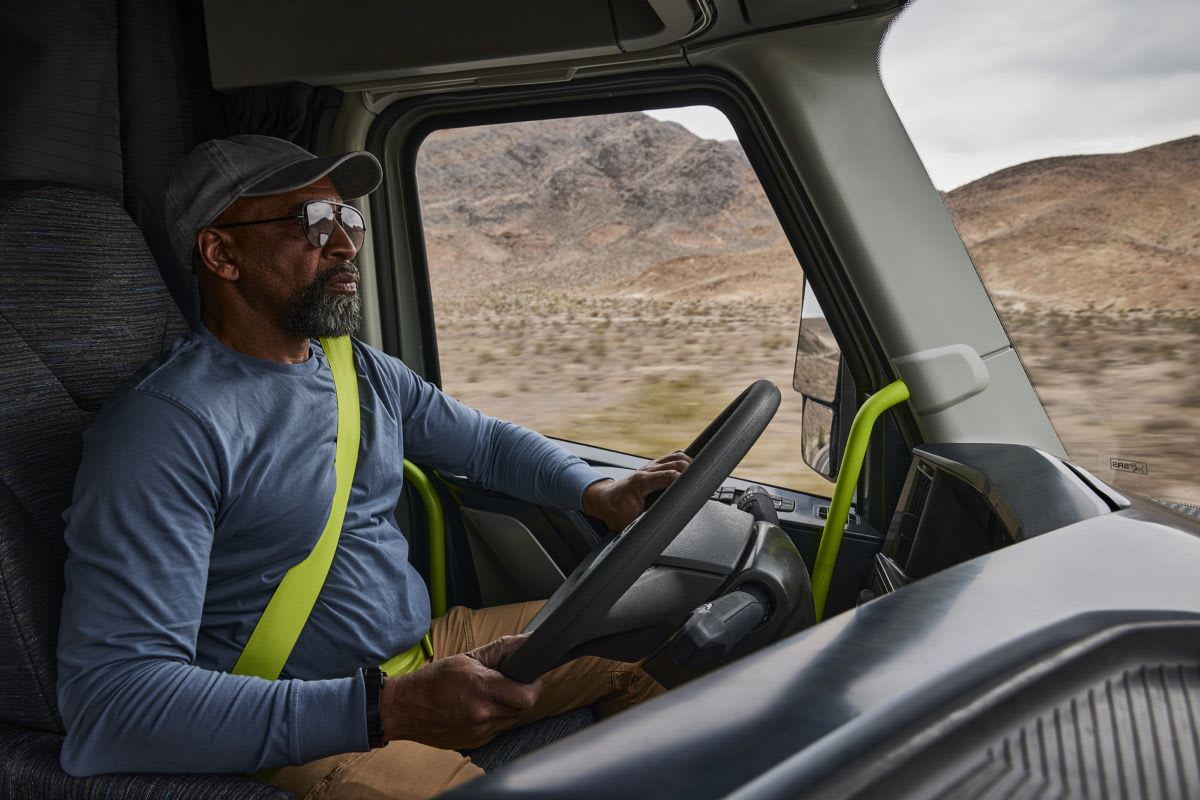 Volvo’s New Hyper-Connected Highway Cruiser | Heavy Duty Trucking